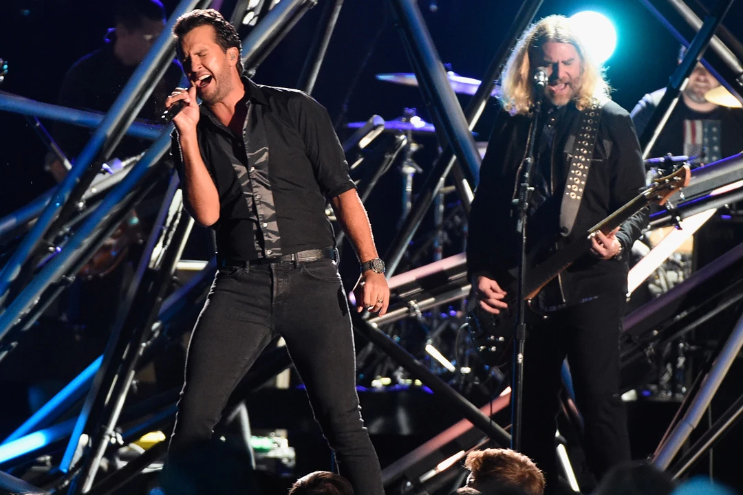 Luke Bryan Brings Hip-Shaking 'Move' to 2016 CMA Awards