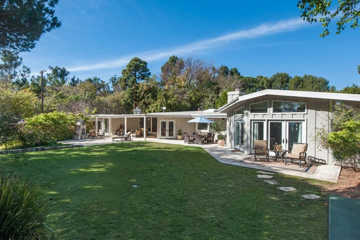 See Inside Garth Brooks and Trisha Yearwood's Malibu Beach House See Inside Garth Brooks and Trisha Yearwood's Malibu Beach House