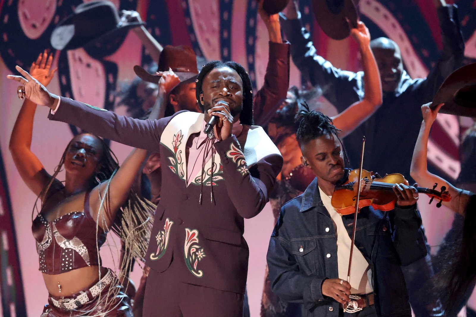 Shaboozey’s 2025 Grammys Performance Was a Twangy Dance Party | DRGNews