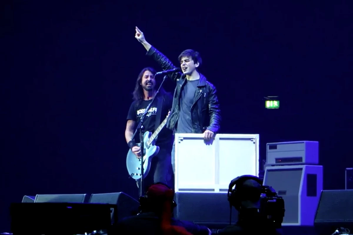 Dave Grohl Invites Fan Who Created Portrait Onstage Dave Grohl Invites Fan Who Created Portrait Onstage