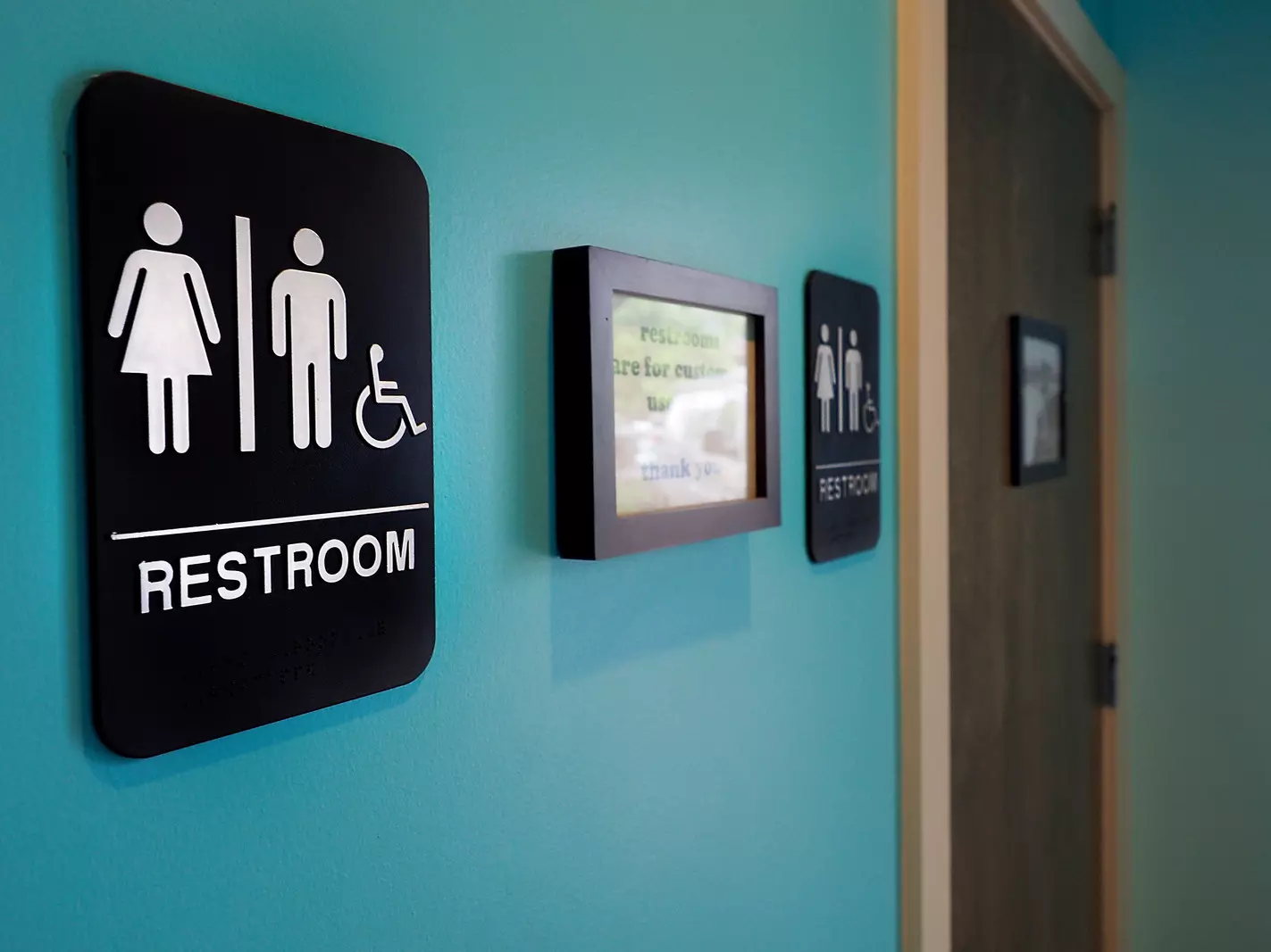 Newark Airport gender neutral bathroom newark-airport-gender-neutral-bathroom