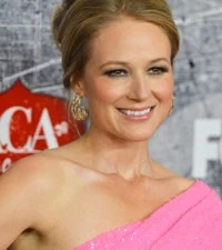 Jewel ‘Greatest Hits’ Features Kelly Clarkson, Pistol Annies