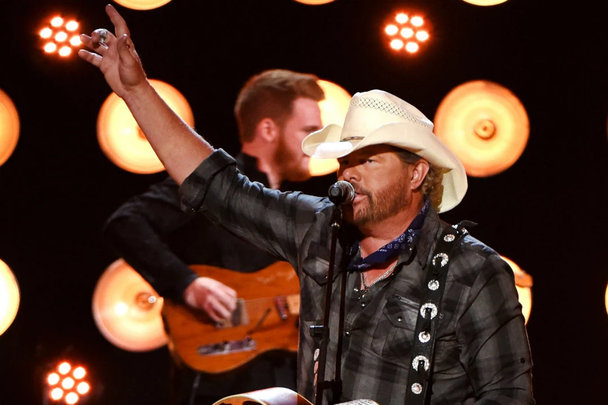 Toby Keith Plays Wichita Lineman In Tribute To Glen Campbell