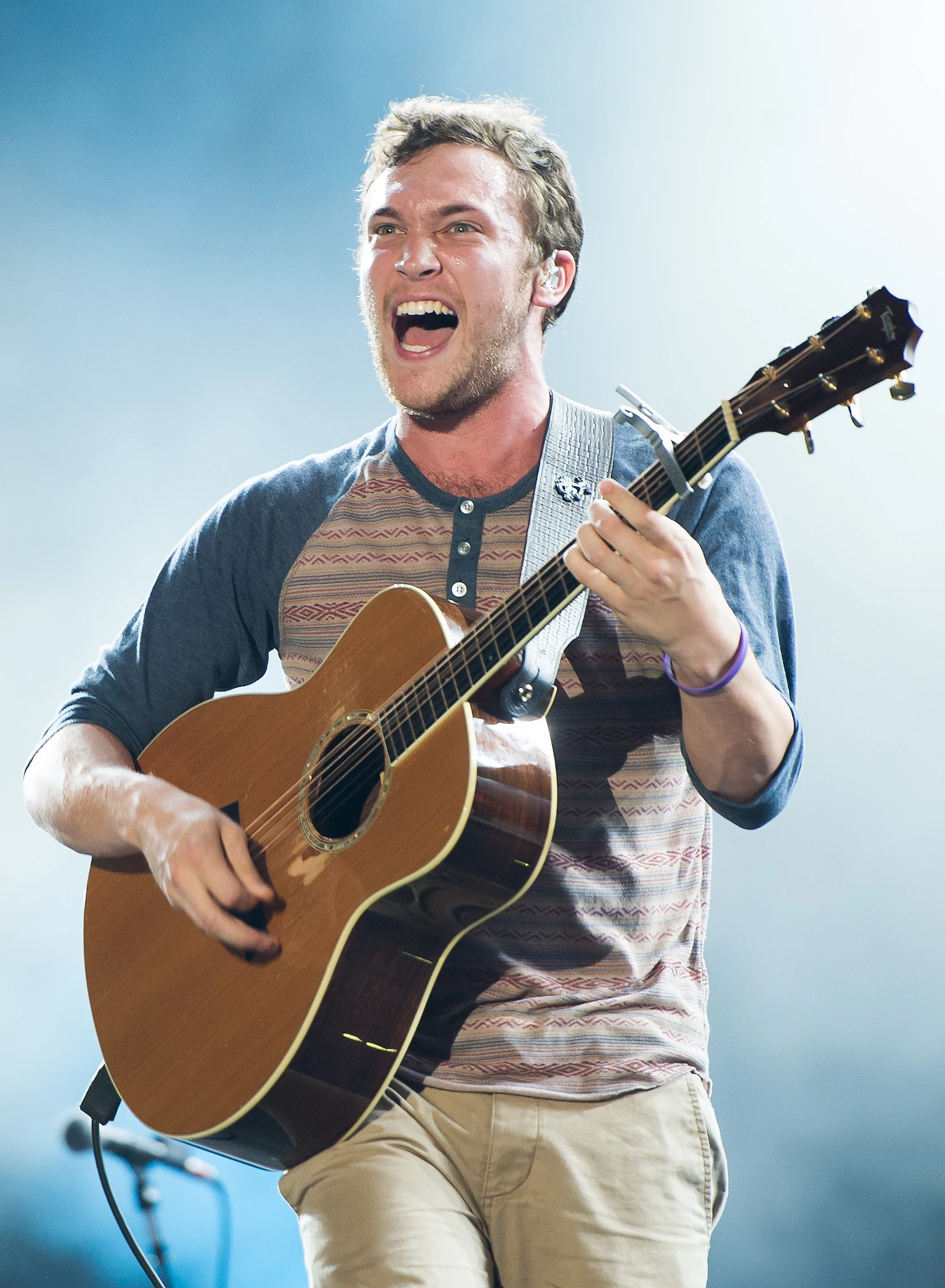 Phillip Phillips Brought It Home [Video]