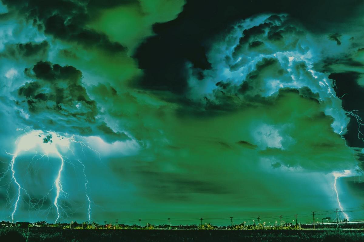 Does a Green Sky Mean a Tornado? The Science Explained
