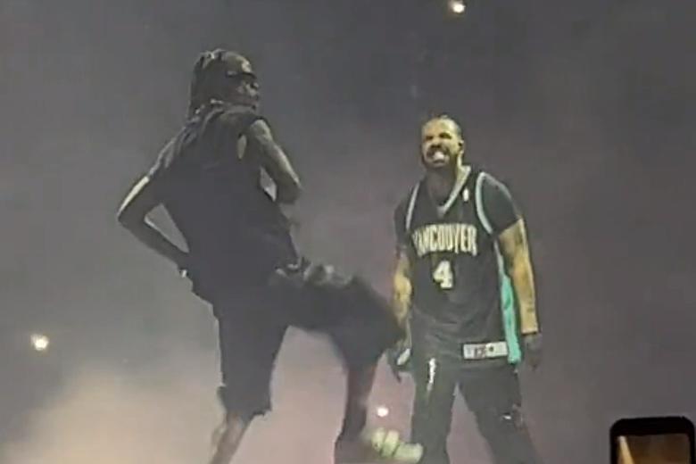 Travis Scott Concert Throwing Mic Ice Spice & Travis Scott Light Up