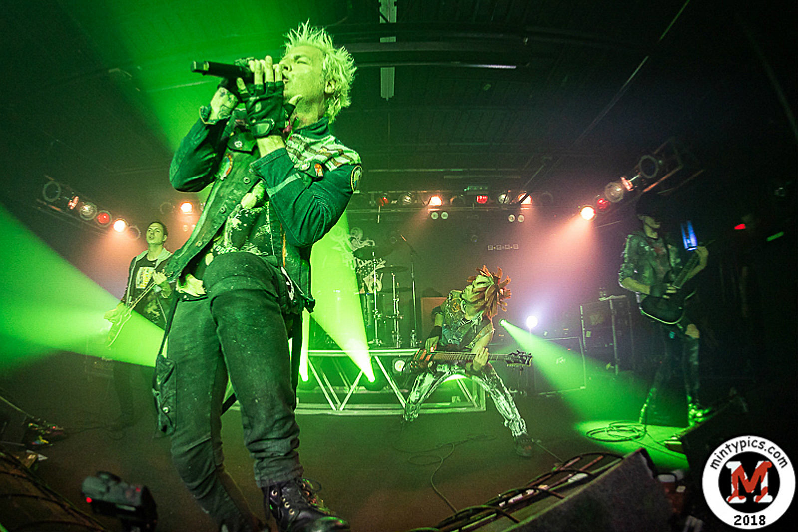 Powerman 5000’s Spider One Creates Robot (With Paint) at Dirt Fest [VIDEO]